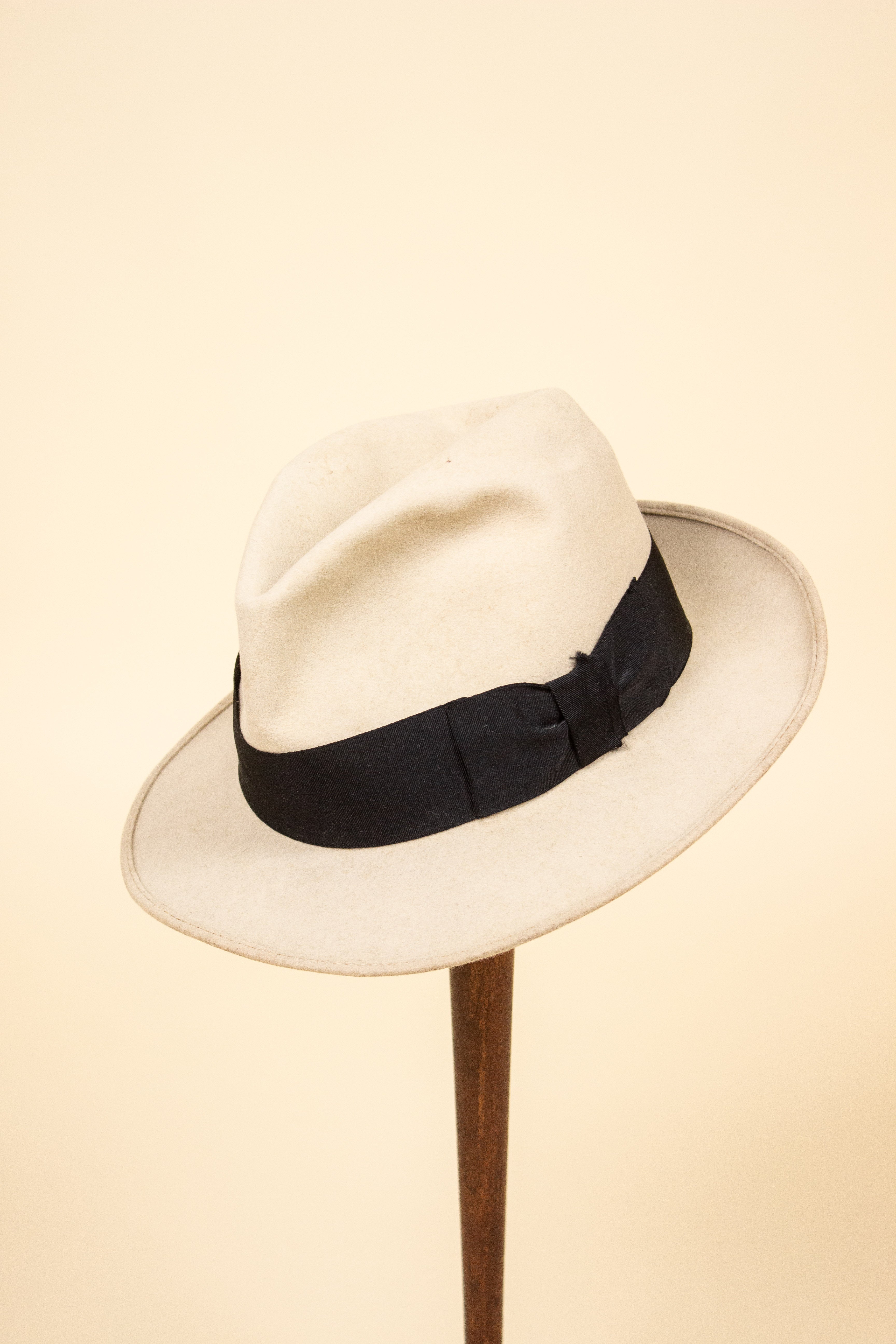 ITALIAN 1930S CREAM FEDORA FELT HAT BY BORSALINO. SIZE 59 – A. MARCHESAN